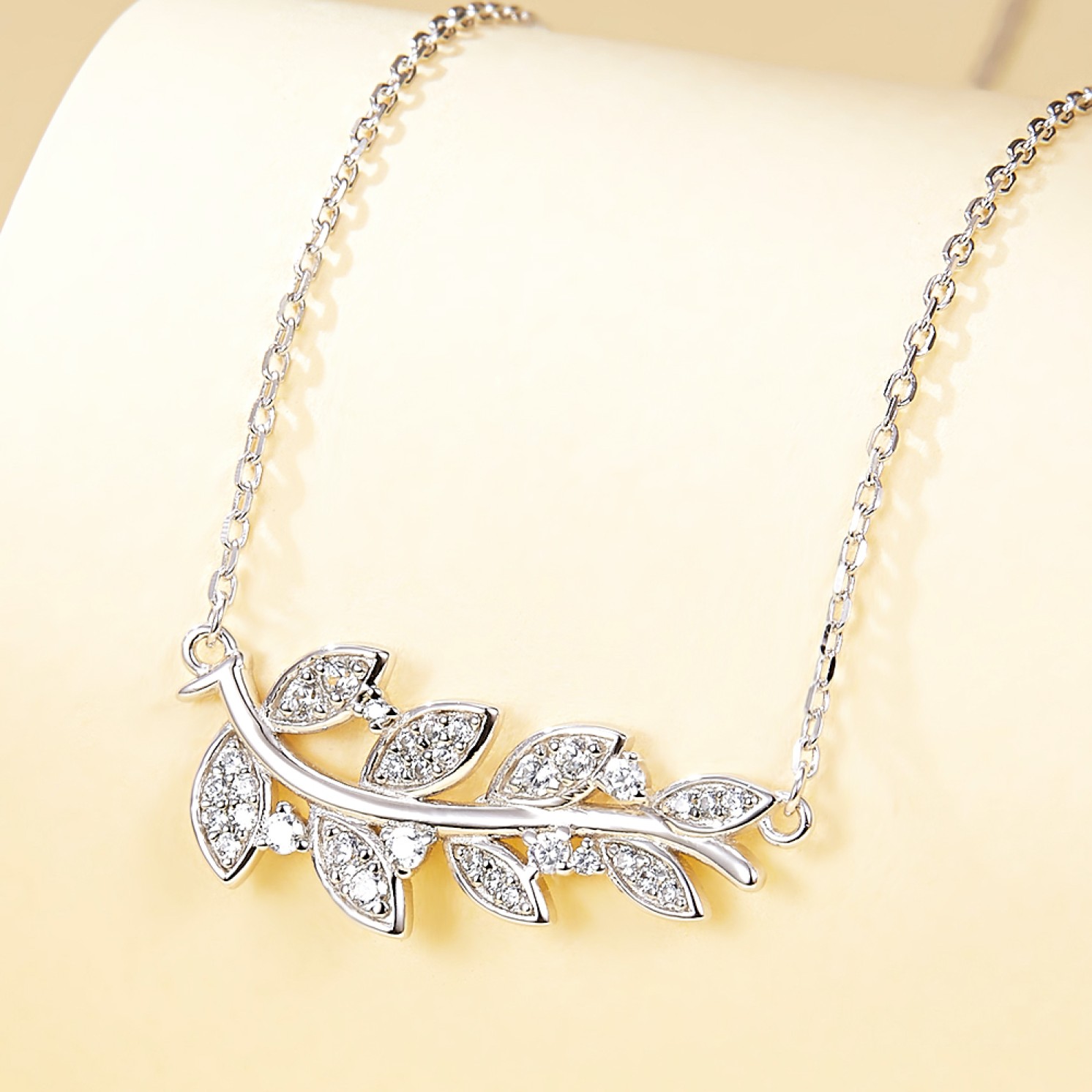 Botanica - Bladmotief Moissanite Ketting in een Sierlijke Pave Zetting